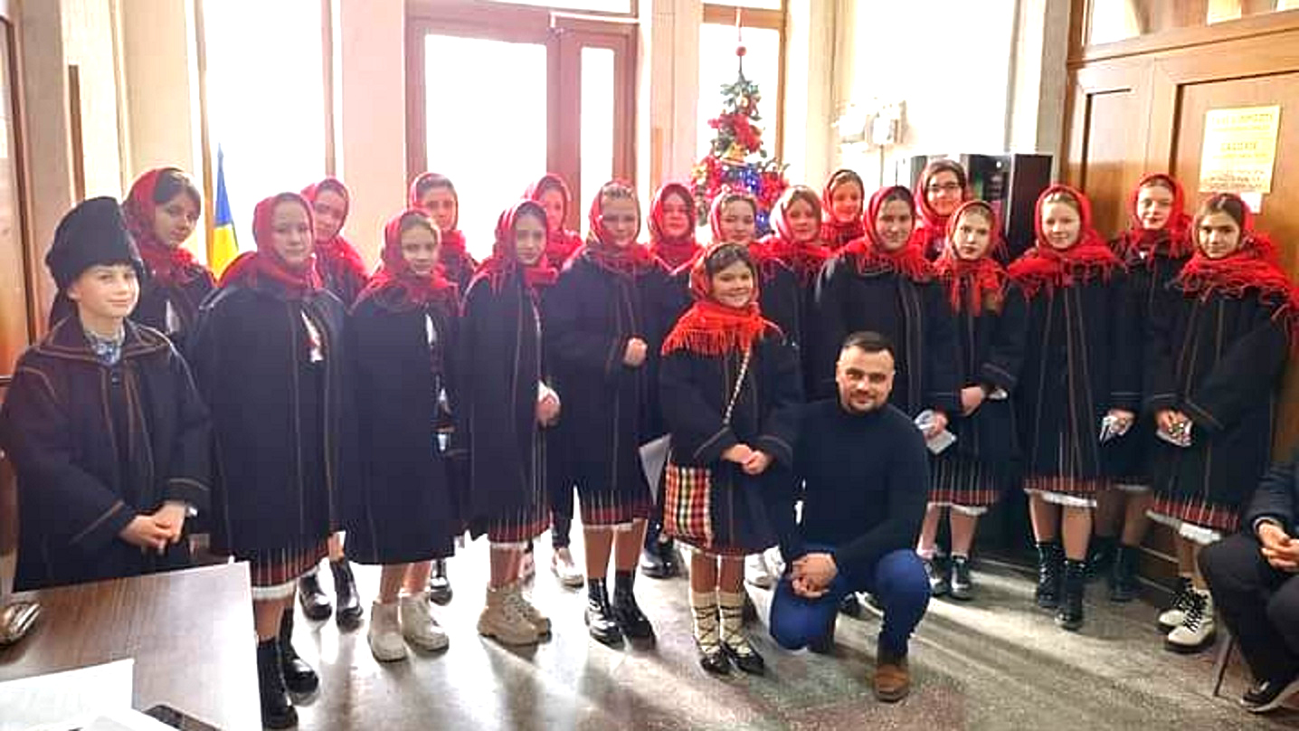 Cea mai frumoasă colindă a răsunat astăzi la Dângeni - video - Curierul ...