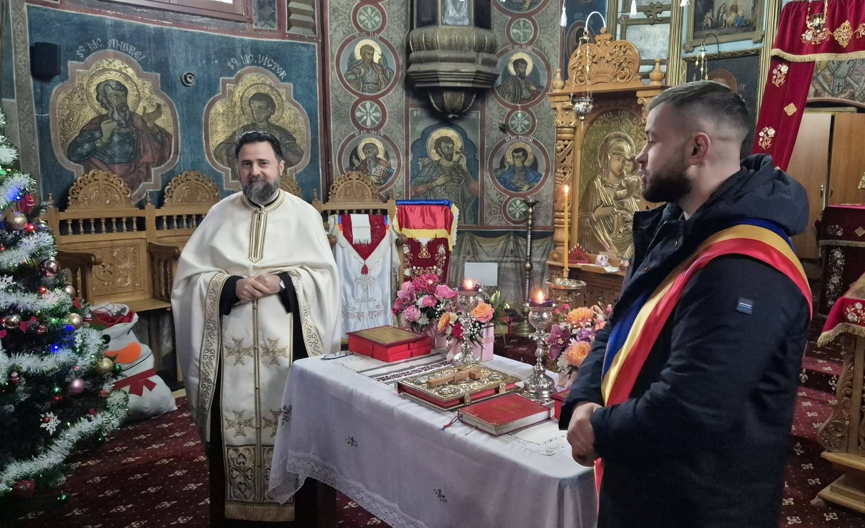 Un primar și un preot și-au dat mâna pentru celebrarea înțelepciunii și ...